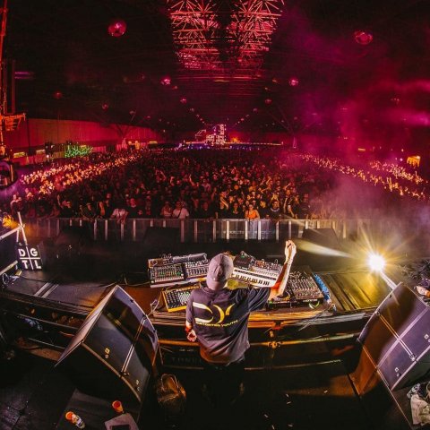 Innelea poprvé v Česku strhne omamnou a nespoutanou produkcí | ROXY PRAGUE